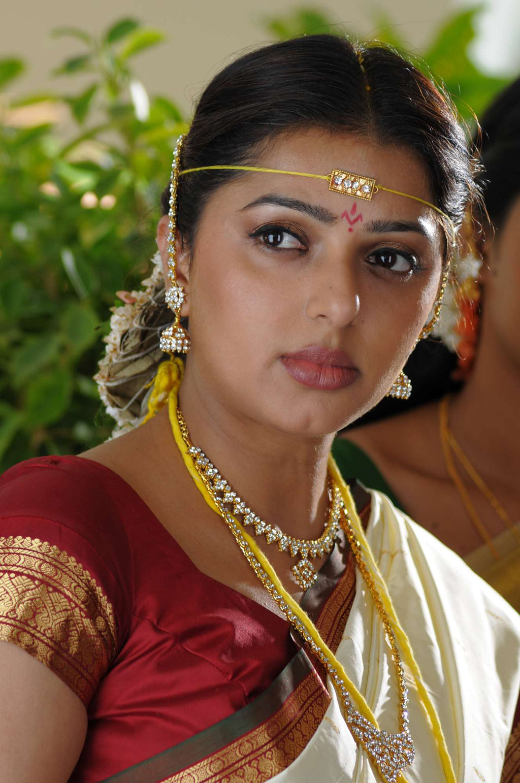 telugu cinema: Bhumika Chawla in saree pen adimai illai movie stills
