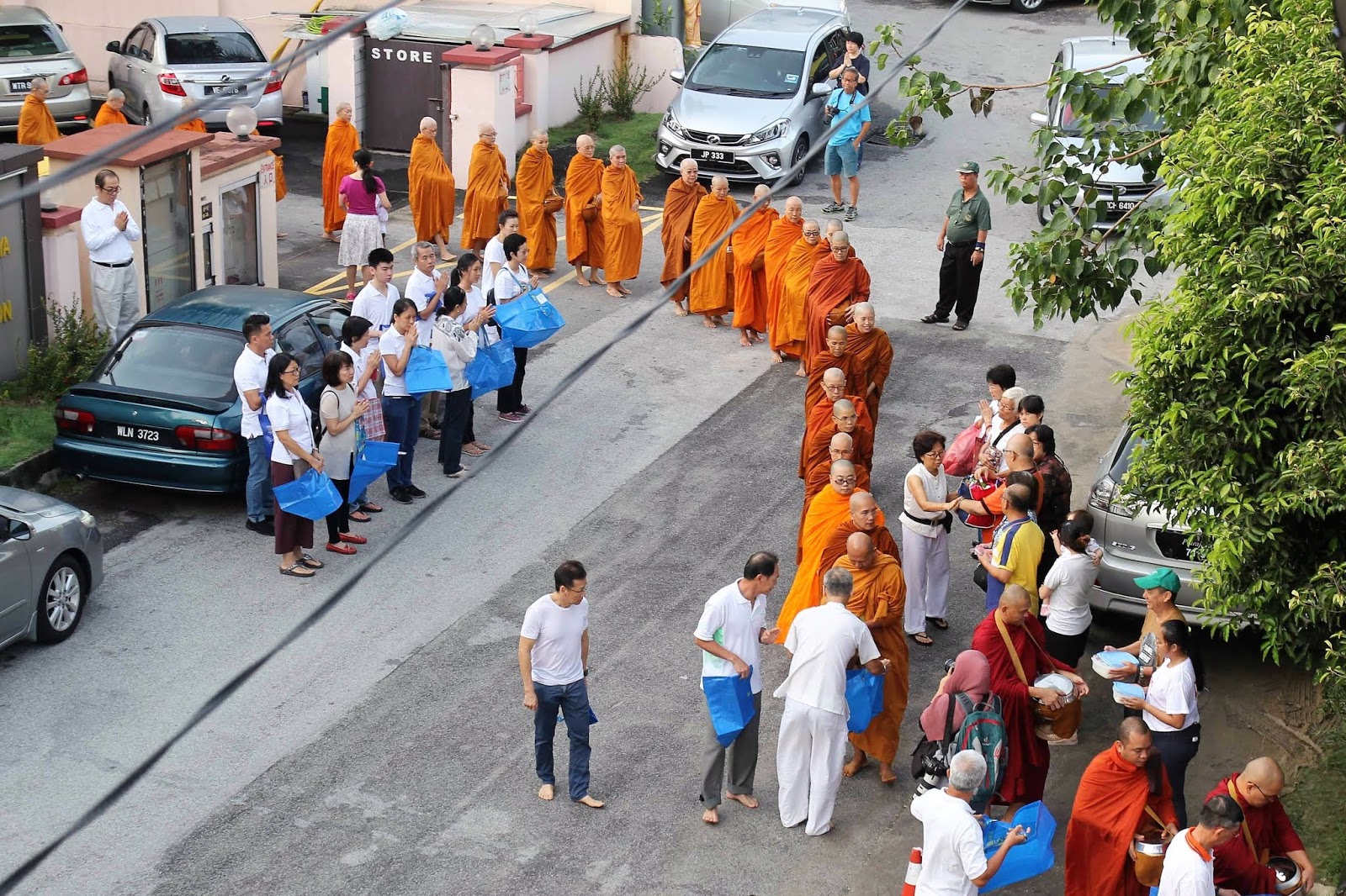 My 14 days as Theravada Buddhist Nun: Day 14 - Pindapata (Offering of ...