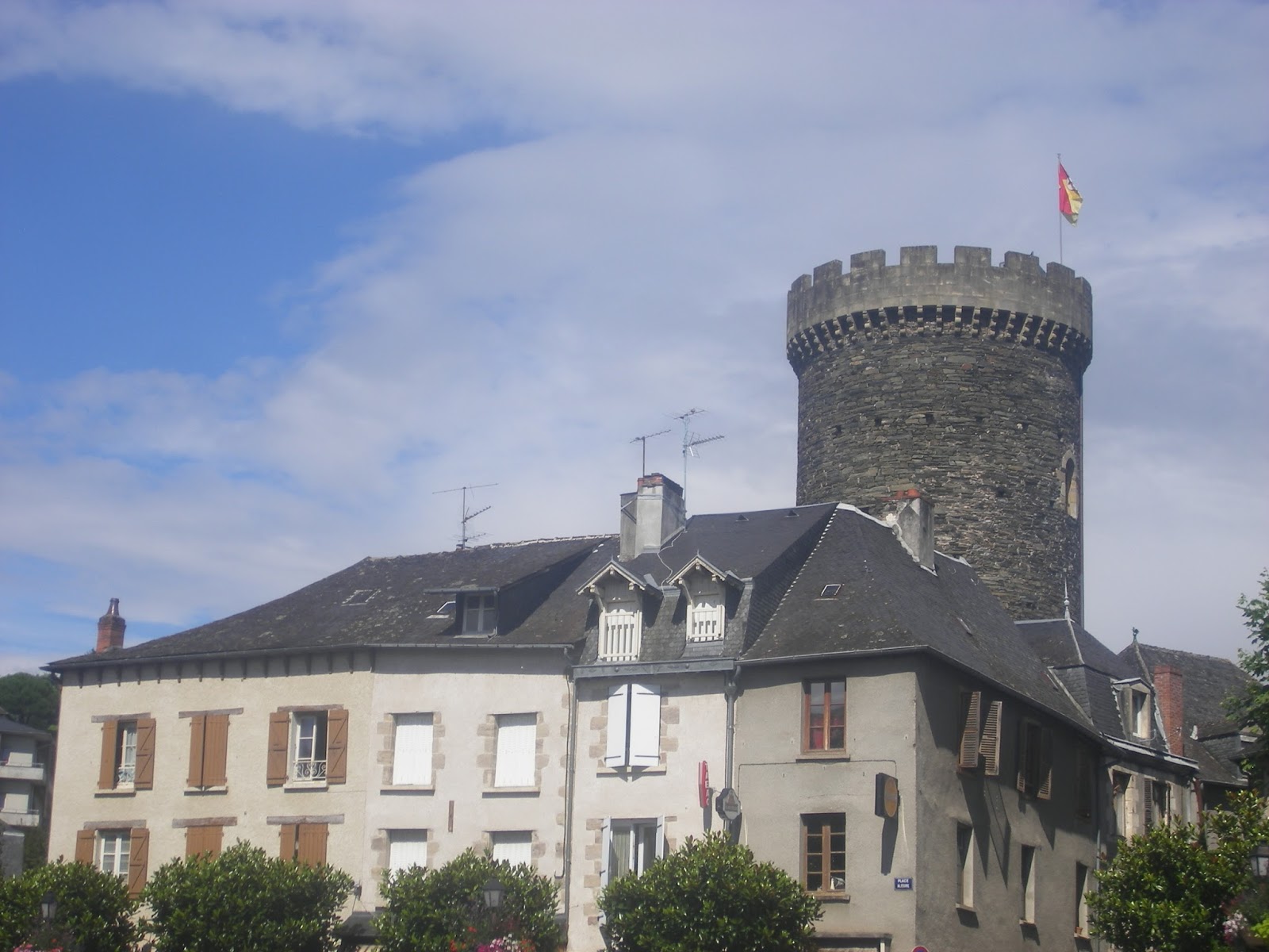 ALLASSAC PLUS BELLE VILLE DU MONDE: Sur la place d'Allassac, au fronton ...