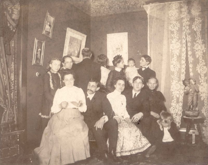 40 Amazing Found Photos Show Victorian People in Their Parlors ...