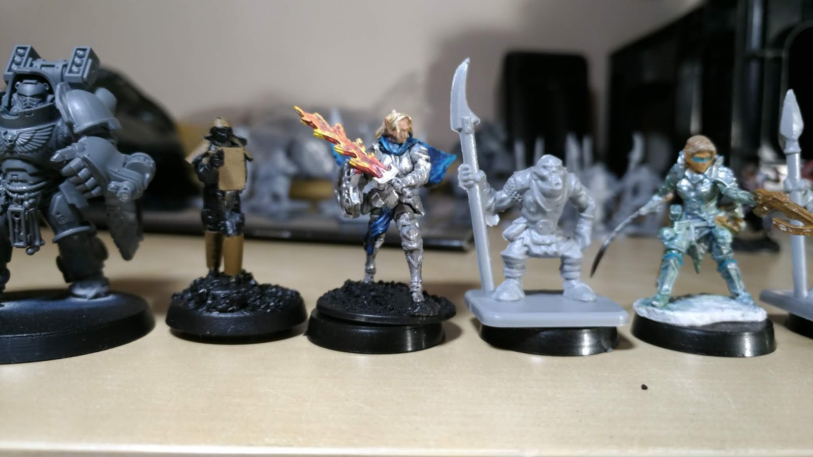 em4 Minatures Compared to WizKids D&D and Warhammer 40k Miniatures