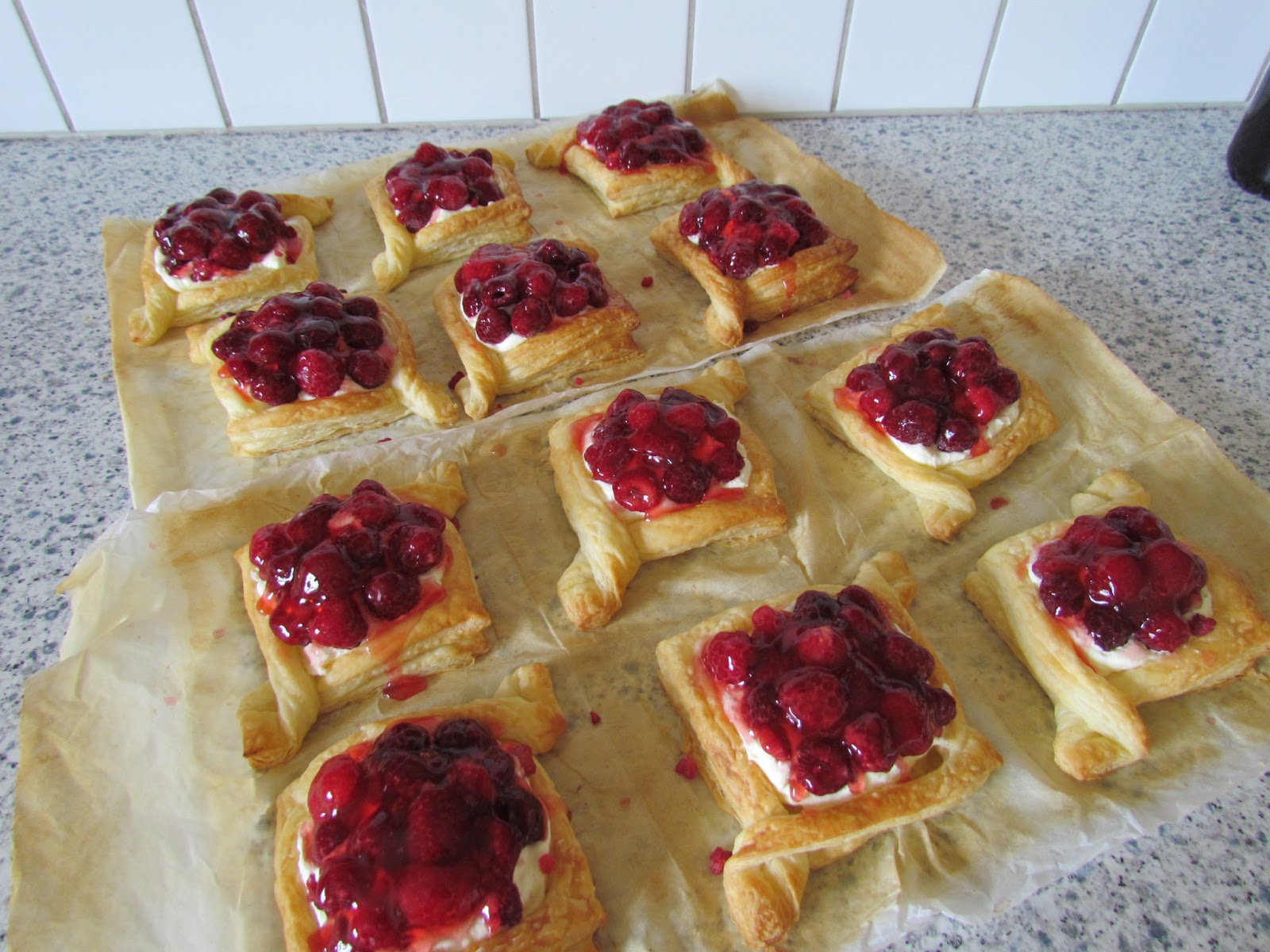 Zuckerschneckerls Tortenbilder: Himbeer-Blätterteig-Taschen