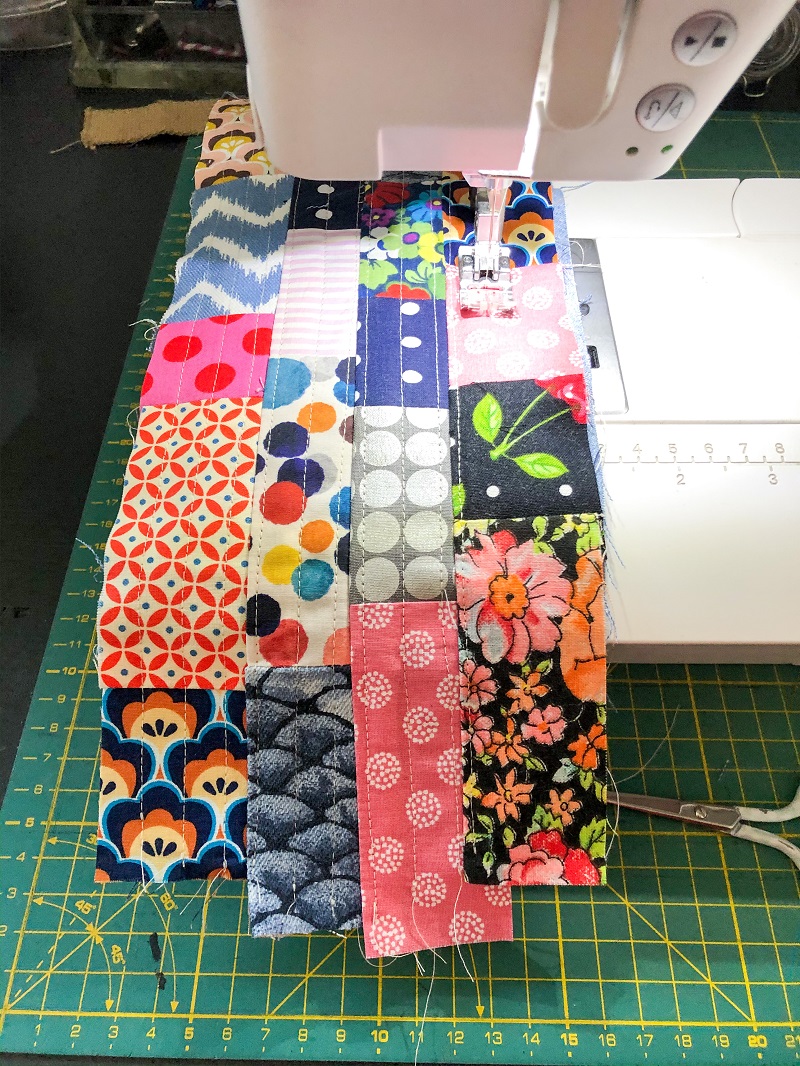 einfache Patchwork Anleitung - bunte Handytasche aus Stoffresten nähen ...