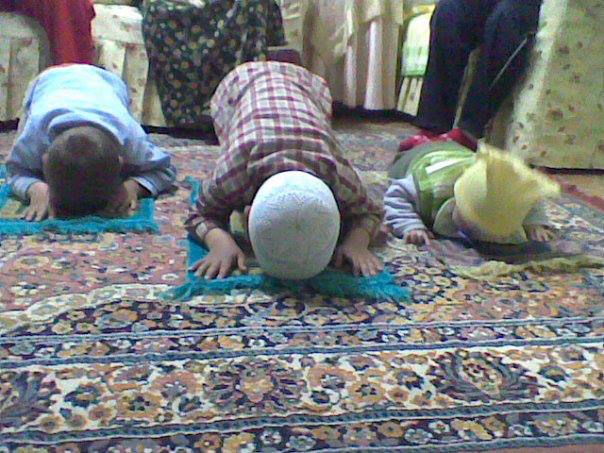 Three Kids Doing Sajda - Islamic Wallpapers, Kaaba, Madina, Ramadan ...