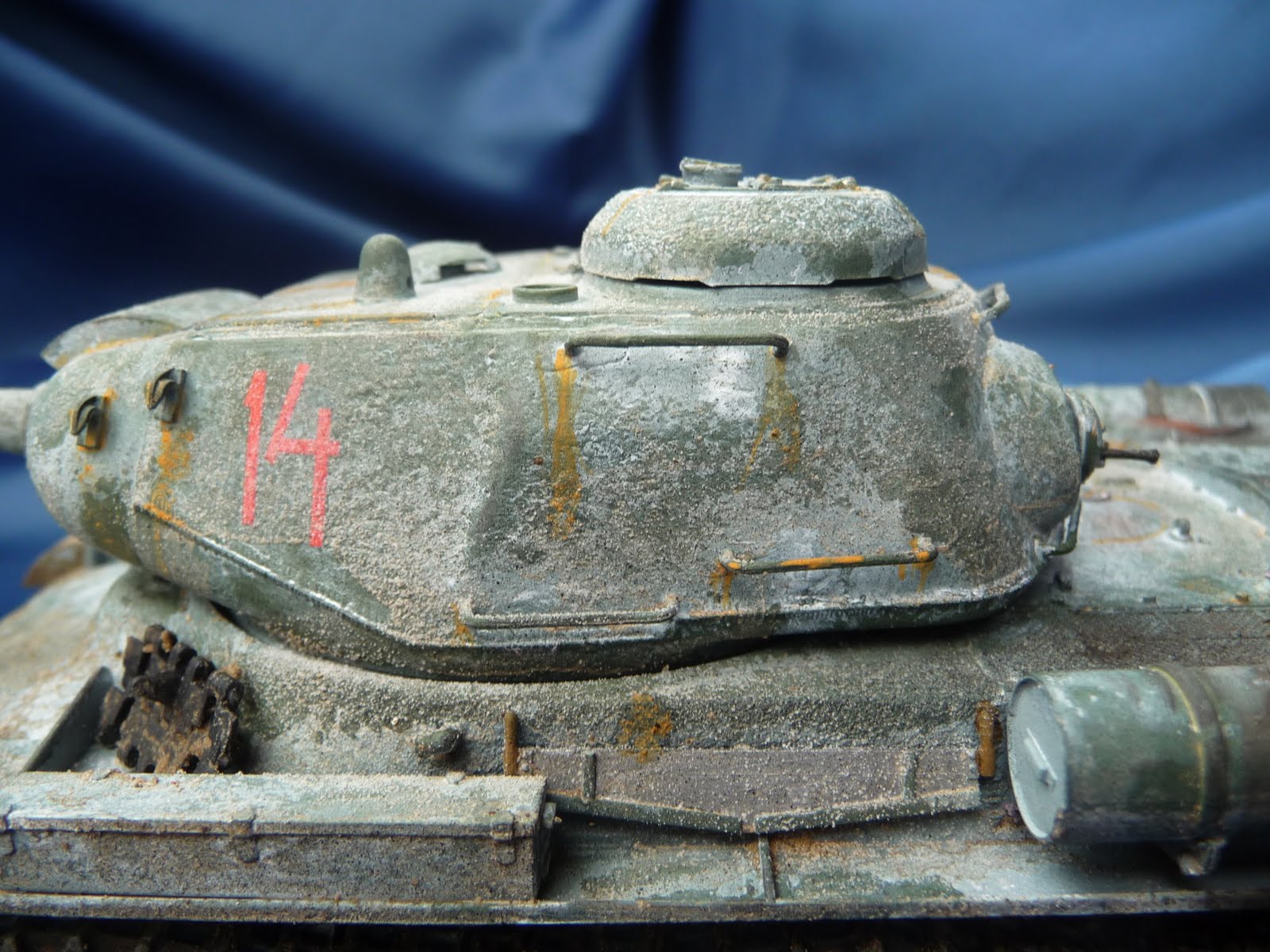 MODELLOURS WORKSHOP: Heavily weathered JS-2 Stalin tank