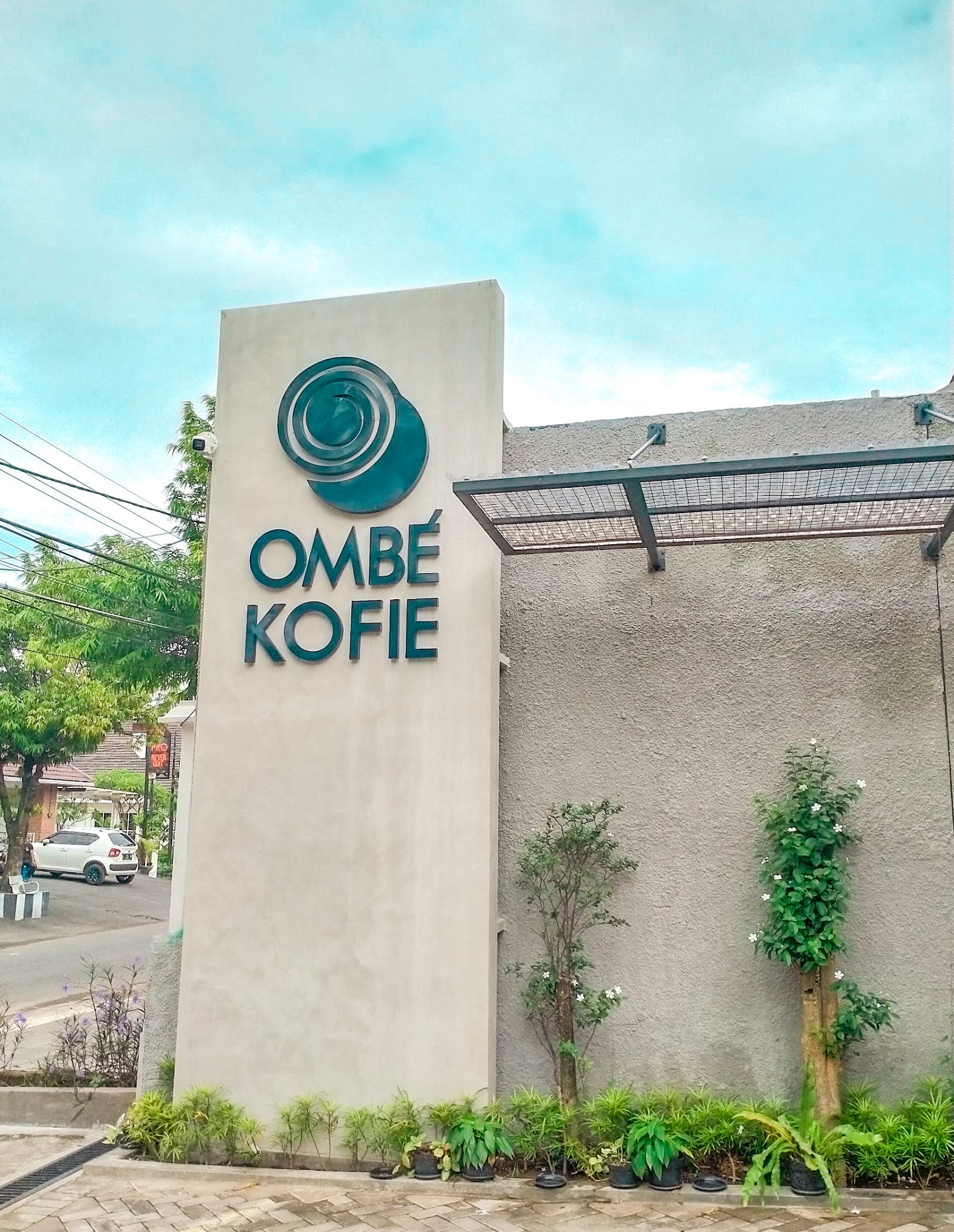 Ombe Kofie, Surabaya