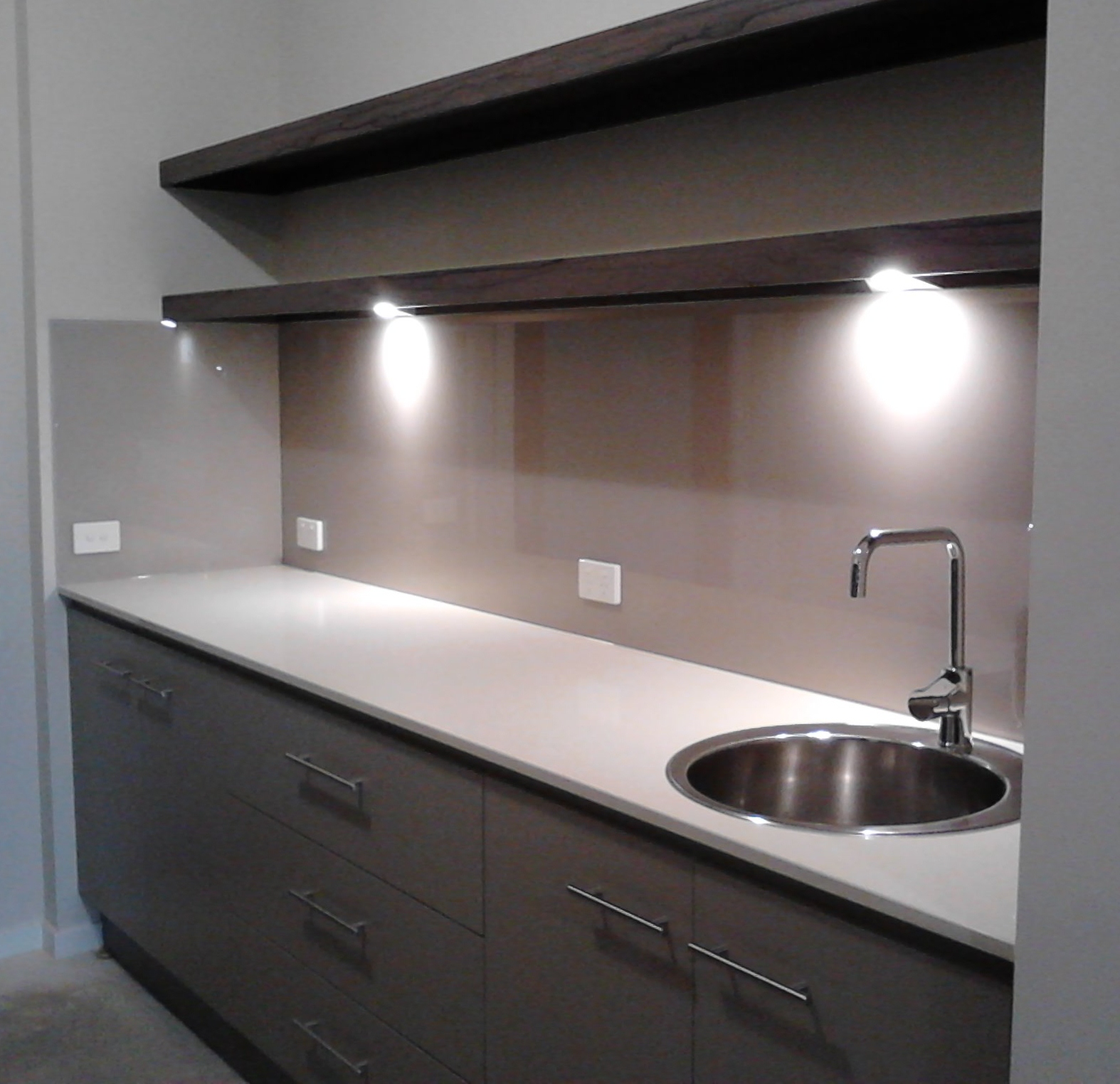 Clyde and Karens Metricon Chelsea 37: Splashbacks - At Last