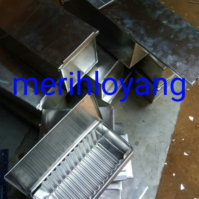 Pengrajin loyang dan langseng /tong air