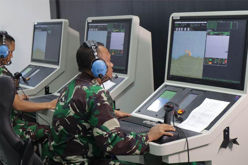 DEFENSE STUDIES: Uji Amunisi Meriam 76 mm dengan CMS buatan PT Len