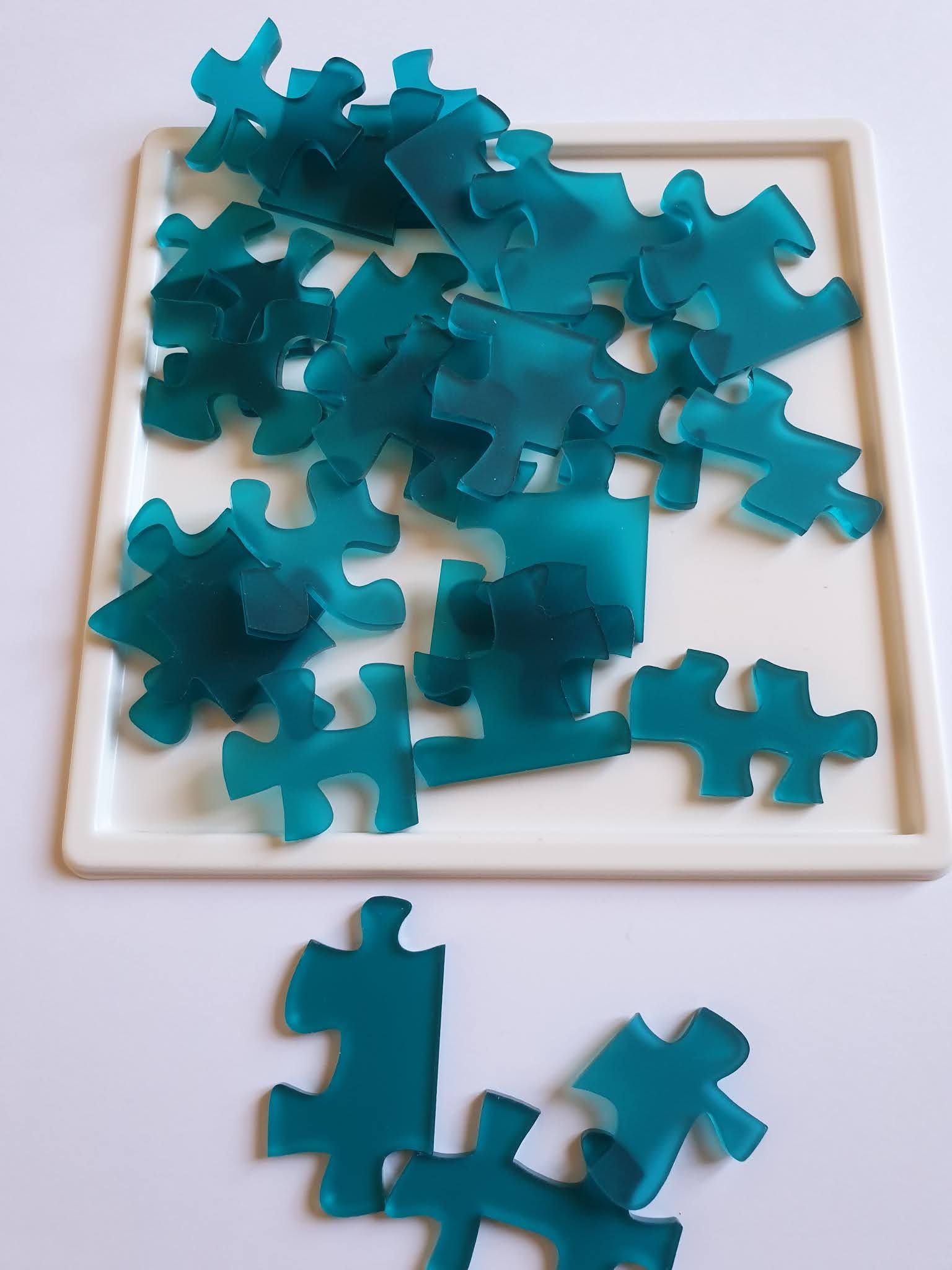 Puzzling in wonderlands: A new devilish packing puzzle