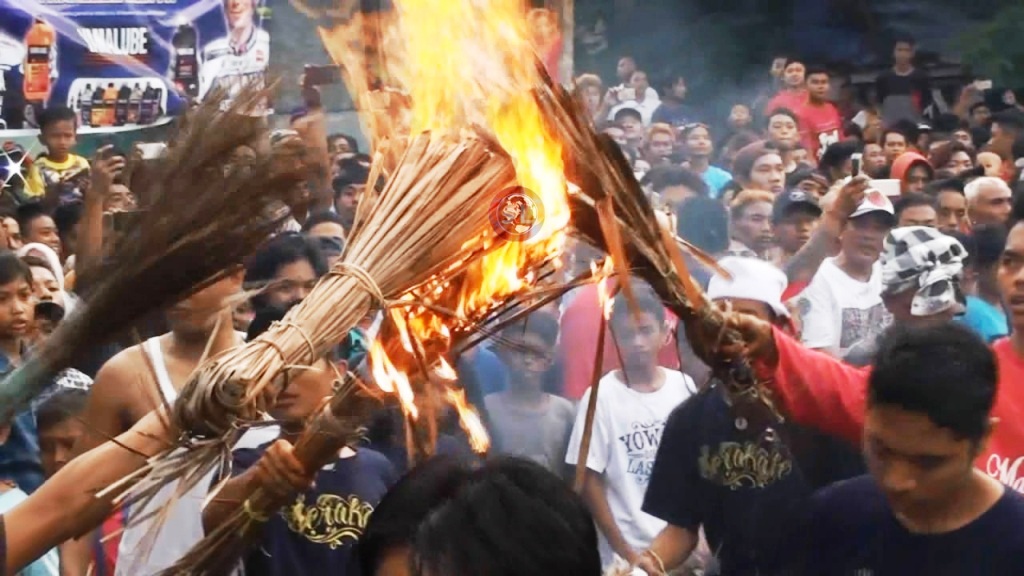 Ritual Perang Api Tradisi 2,5 Abad Yang Tetap Lestari - Lombok Siber