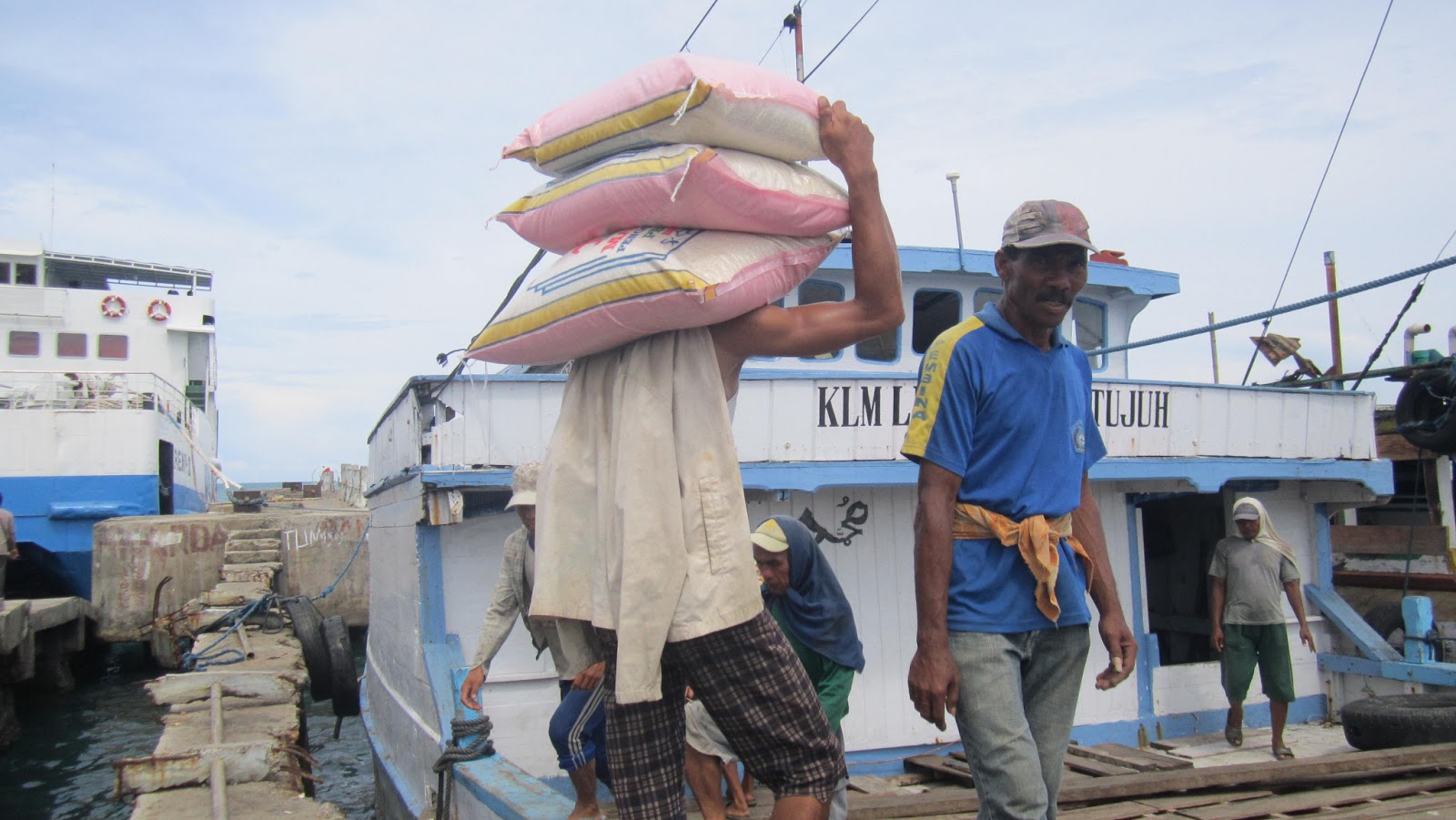 Buruh Angkut Pelabuhan Bajoe