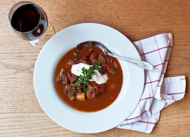 Remsans bistro: Mustig gulasch toppad med crème fraiche och gremolata