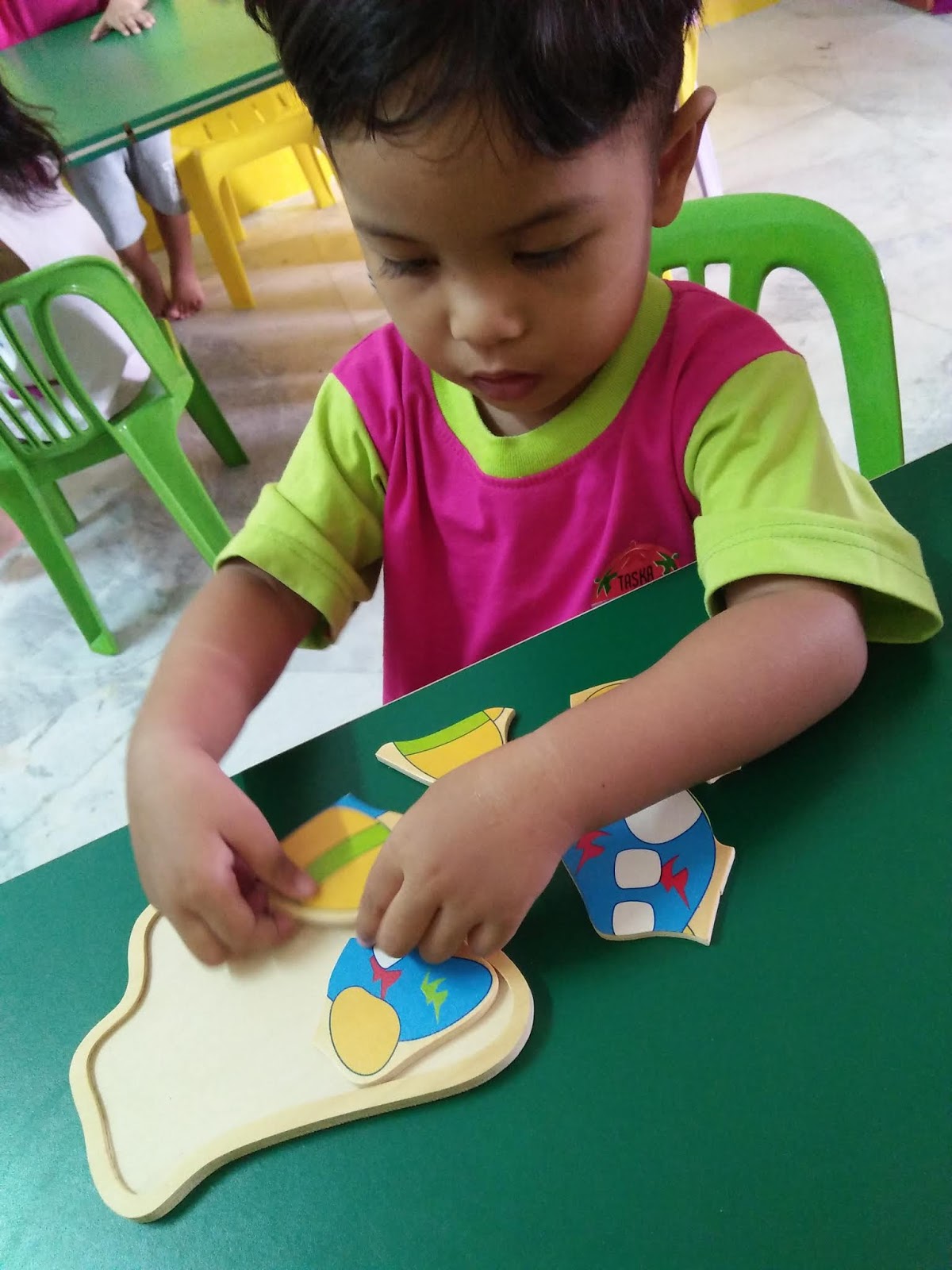 Taska Ummi Ida: Aktivitii 3 Tahun : Aktiviti Bermain Puzzle Mudah