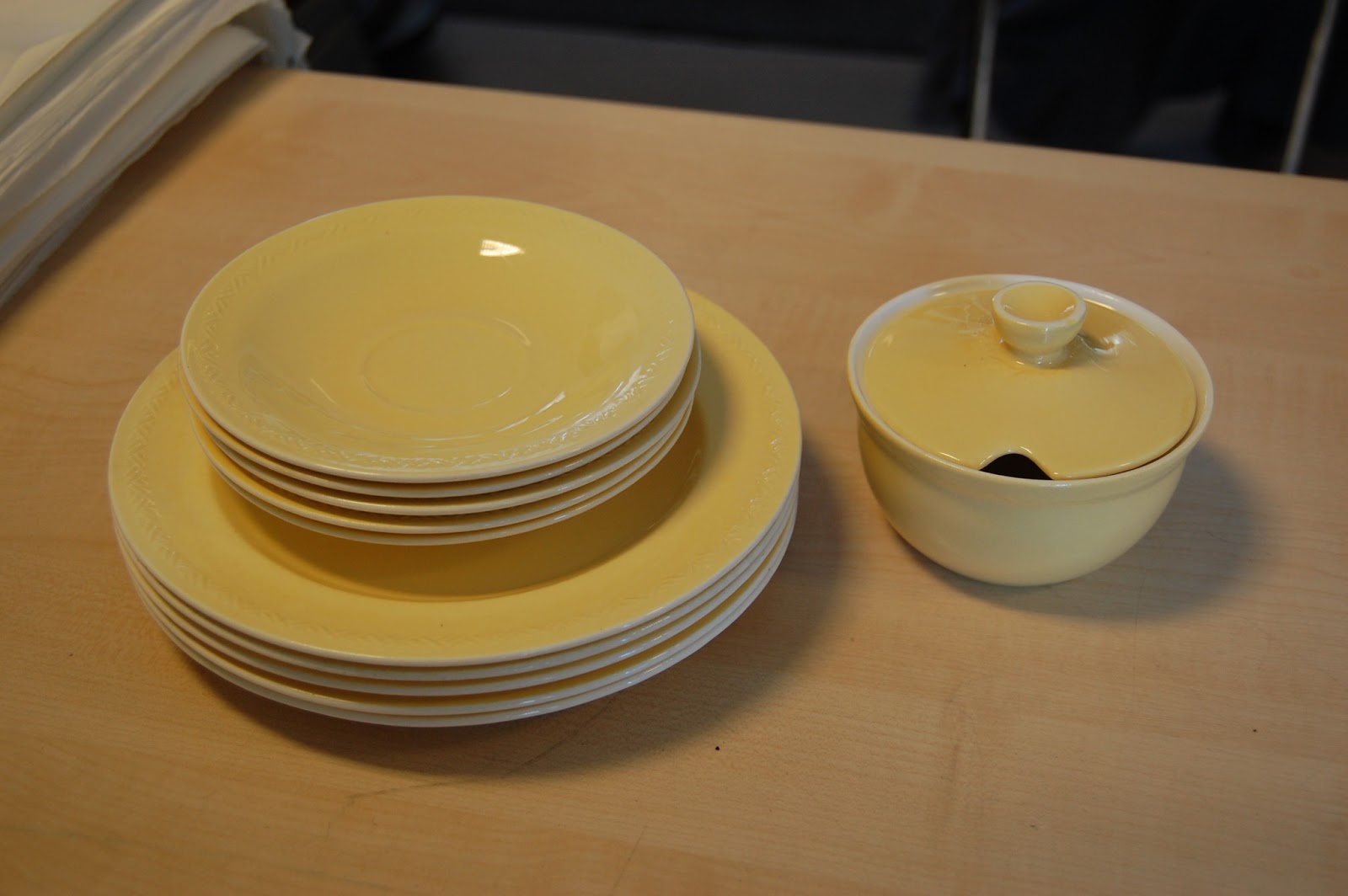 Bruktikken på havna.: FIGGJO. GUL GRETE. NYTT I GLASS, OG EI GLAD KU:-)