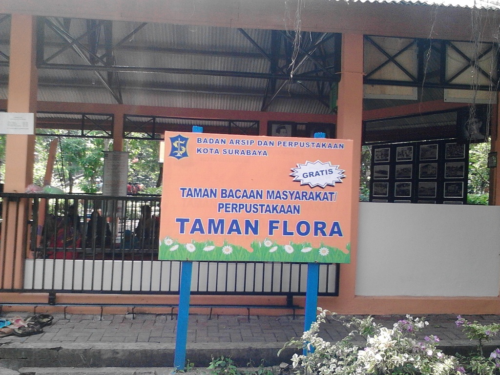 Taman Bacaan/ Perpustakaan di Taman Flora 1 Surabaya