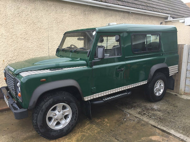 Landrover Defender: Land rover Defender 110 HT, with fitted rear windows