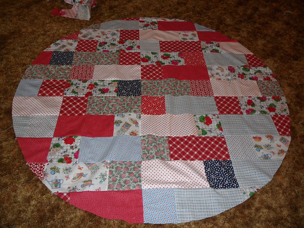 Blueberry Patch: Stash Buster Quilted Round Table Cover and a Tutorial!