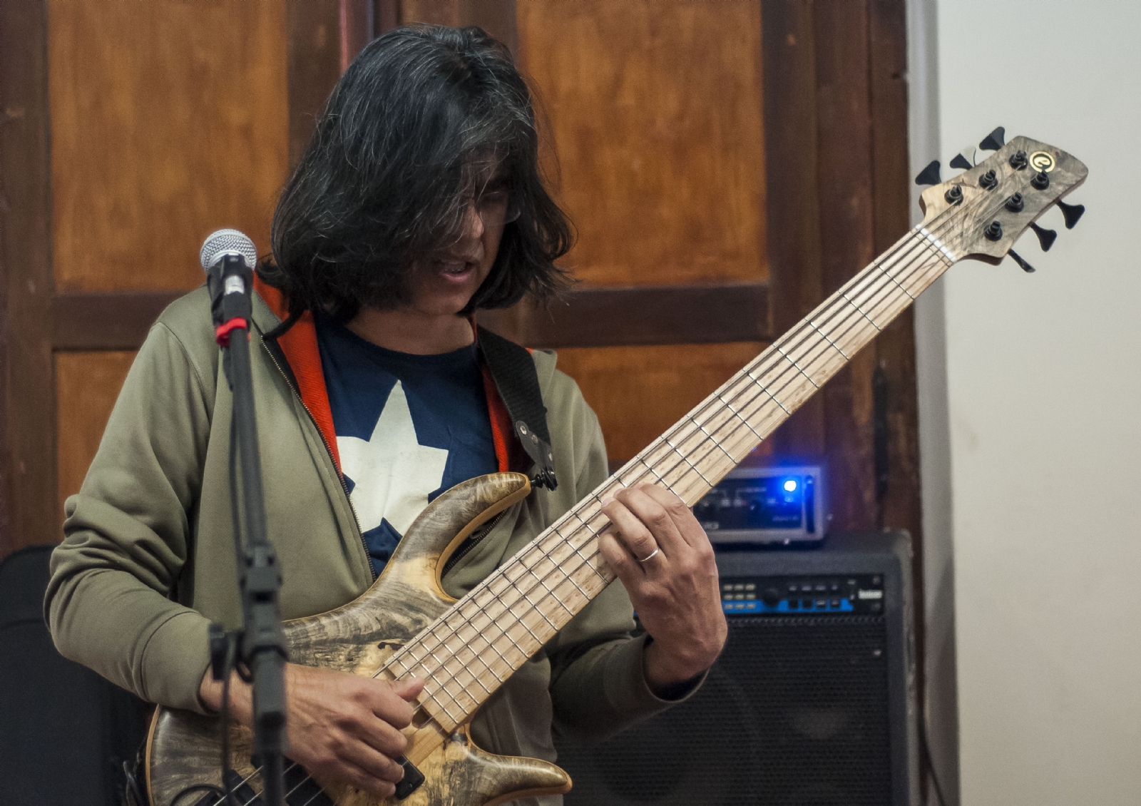 Intersticio: MARCELO TORRES, un laburante del bajo...