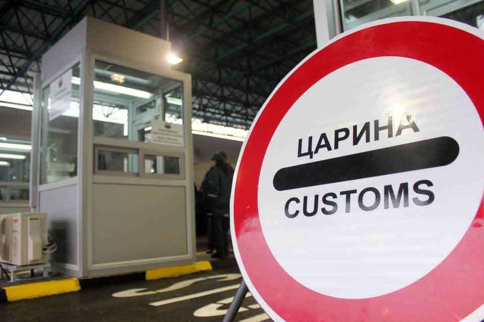 Macedonia opens border crossings and airports for traffic