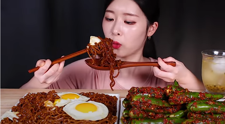 Apa itu ASMR dan MUKBANG? .Sebenarnya apa maksud dari kata ini