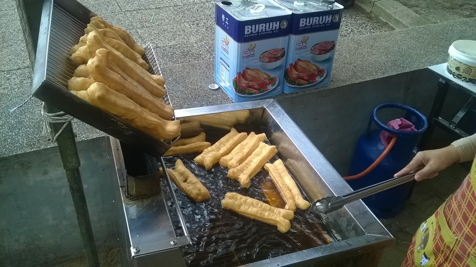 TRAVEL AND LEISURE IN BORNEO: LIKAS BAY: Chakoi the Chinese doughnut!