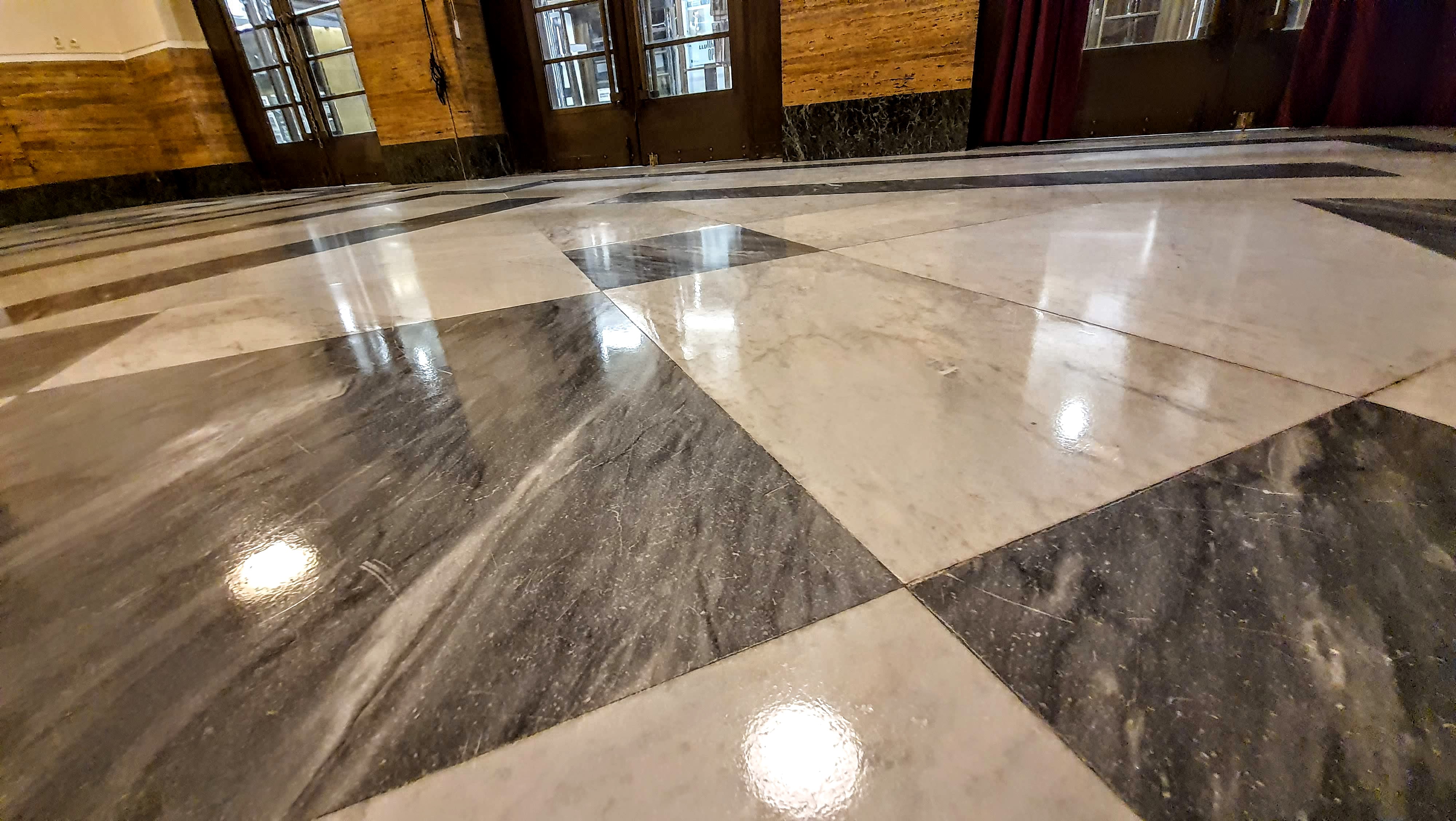 JAK VYČISTIT MRAMOR OD LEPIDLA