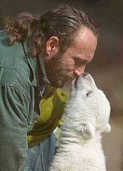 ¿Murió el guardián de Knut de un corazón roto? ~ Amigos sin fronteras CHILE