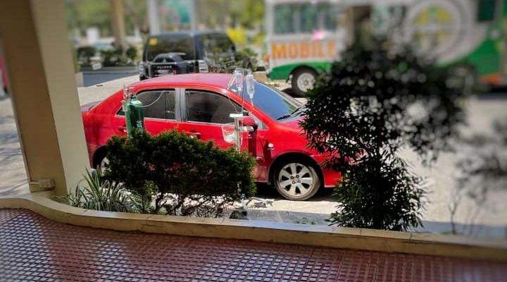 LOOK: Patients get treated inside car due to lack of hospital beds