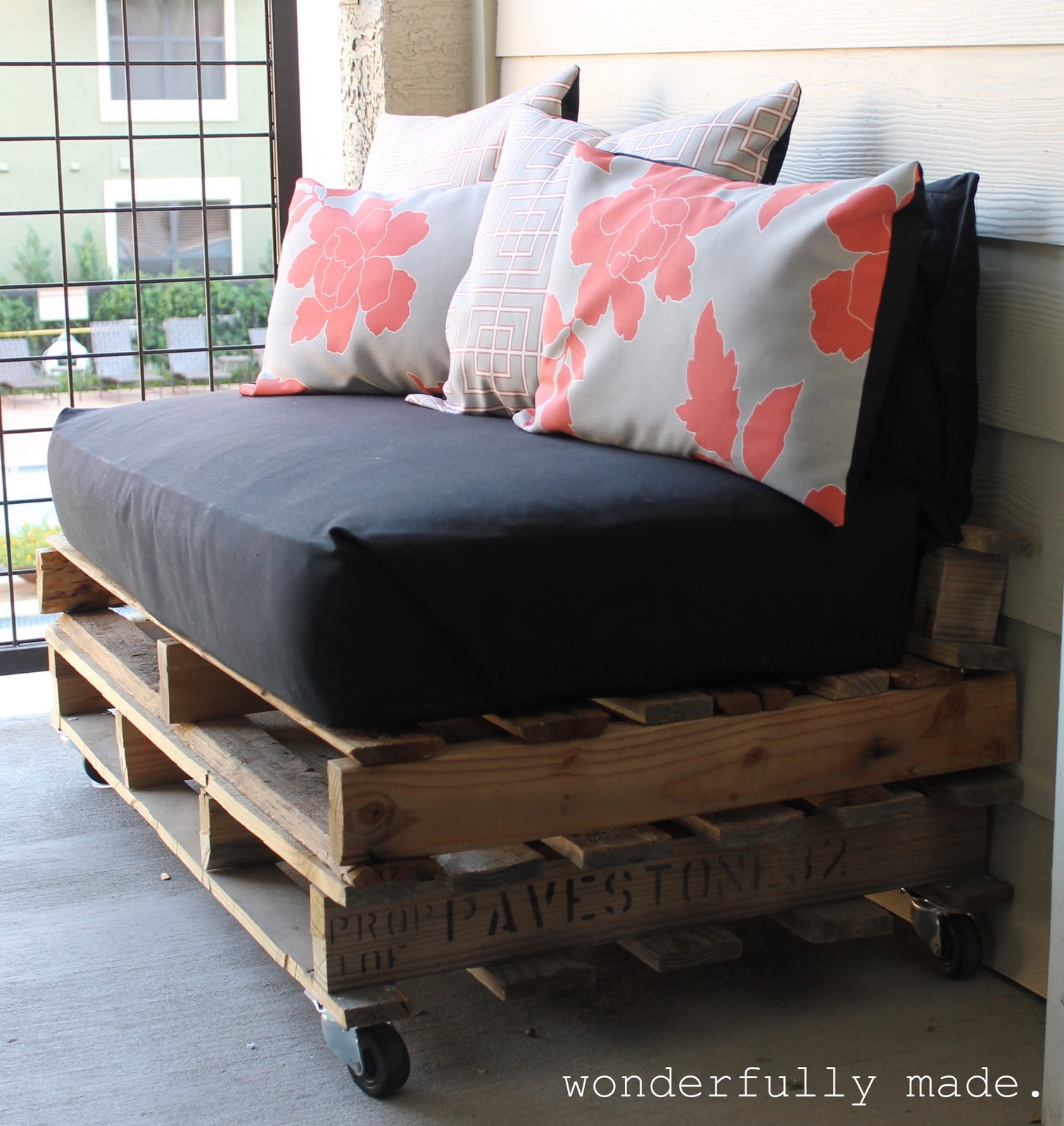 Wonderfully Made: Outdoor Pallet Bench