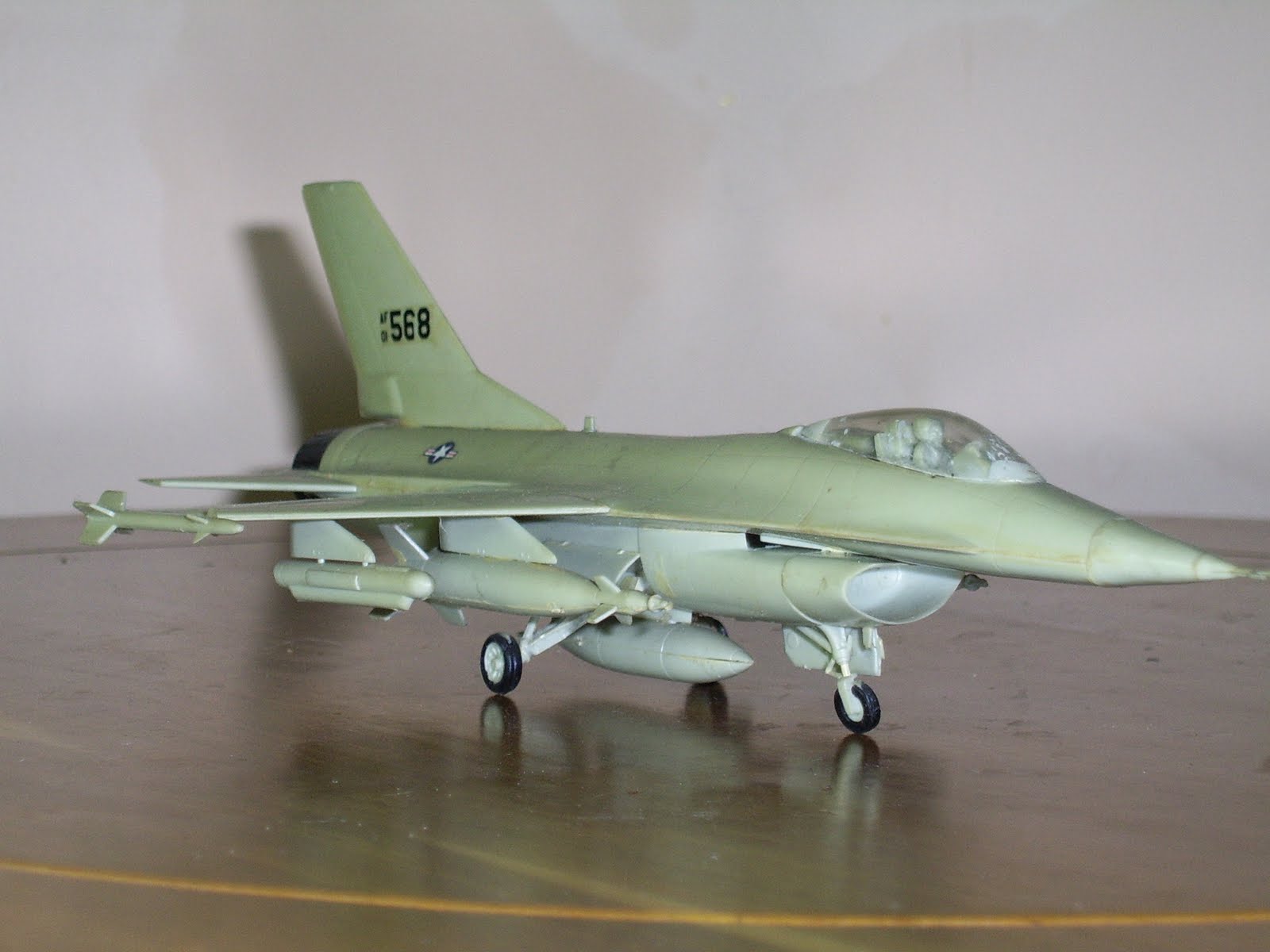 AIRPLANE SCALE MODELKIT: GENERAL DYNAMIC F-16