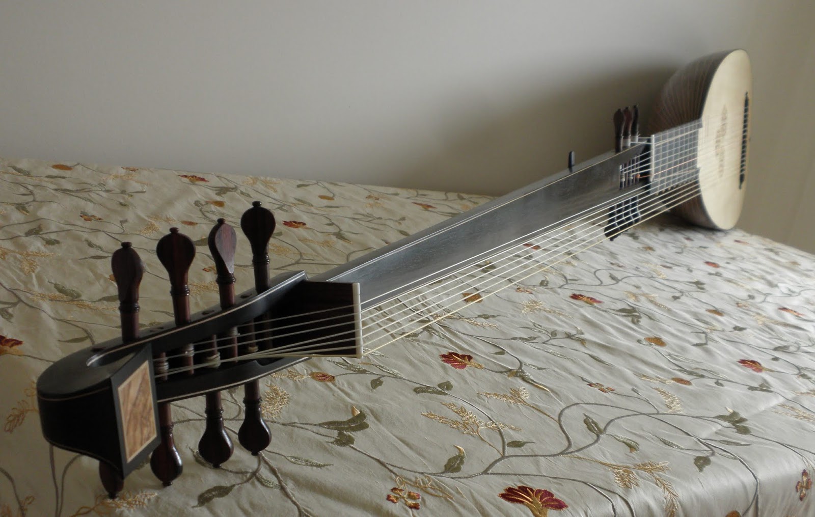 Buying a Lute: Theorbo, Chitarroni and Archlutes