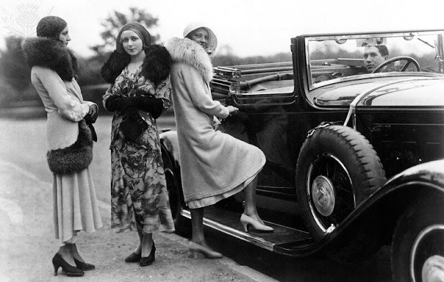 30 Beautiful Photos Capture the ’20s Women in Fur Coats ~ Vintage Everyday
