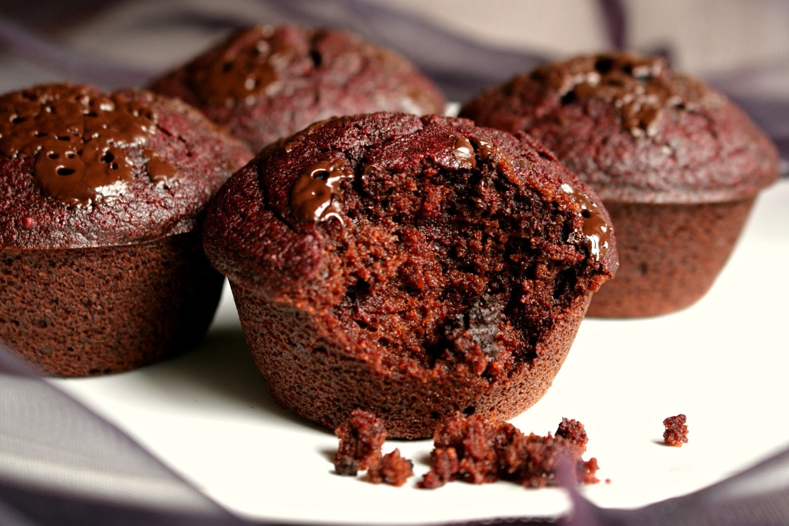 CooKačka: RED VELVET MUFFINY Z ČERVENÉ ŘEPY S KOUSKY ČOKOLÁDY