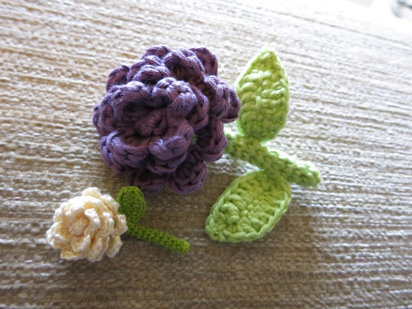 Mrs Craftypants: Free crochet flower, stem and leaf pattern.