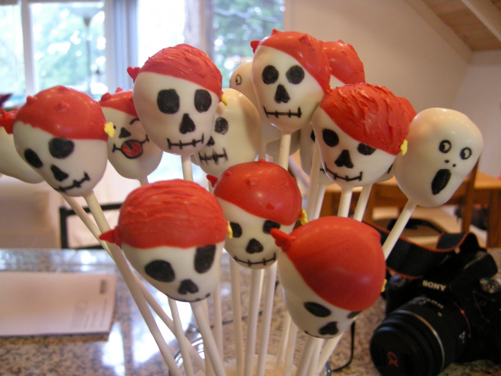Cake Pop Insanity!: Skull and Pirate Skull Cake Pops