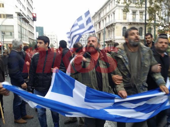 ΤΩΡΑ... ΜΕ ΕΛΛΗΝΙΚΕΣ ΣΗΜΑΙΕΣ ΟΙ ΚΡΗΤΙΚΟΙ ΑΓΡΟΤΕΣ ΦΤΑΝΟΥΝ ΣΤΟ ΣΥΝΤΑΓΜΑ ...