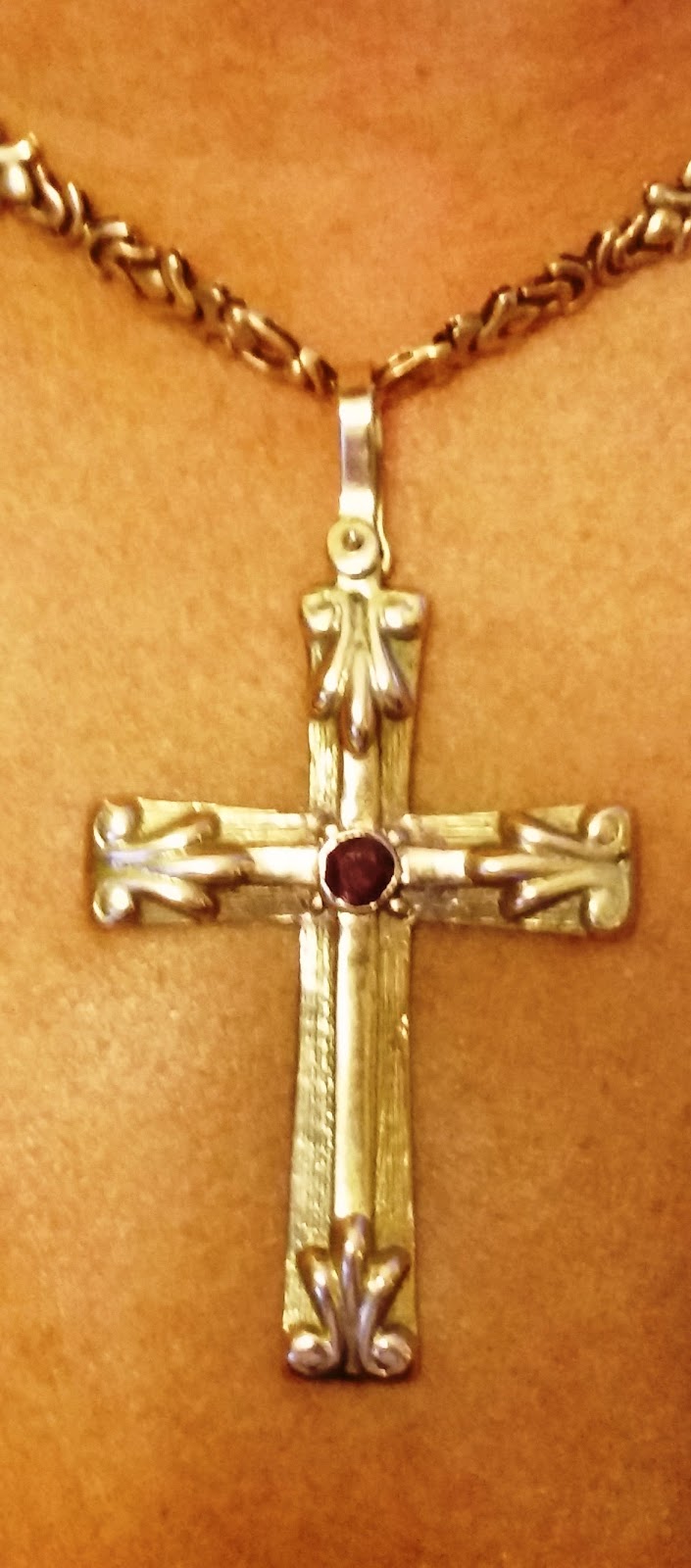 Metalsmith Orfebreria: Gold Cross with Ruby / Cruz en Oro con Rubí