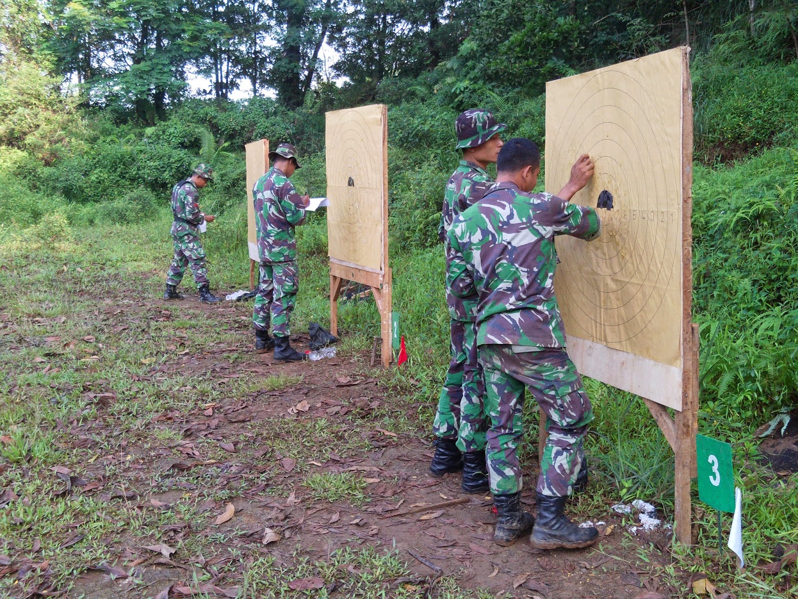 YONKES 1/1 KOSTRAD: LATIHAN MENEMBAK SENJATA RINGAN DAN PISTOL TRIWULAN ...