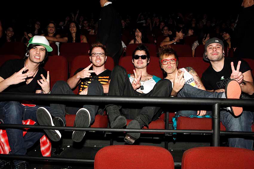 Fc Cine Oficial: Banda CINE recebe fãs em pré-estréia.