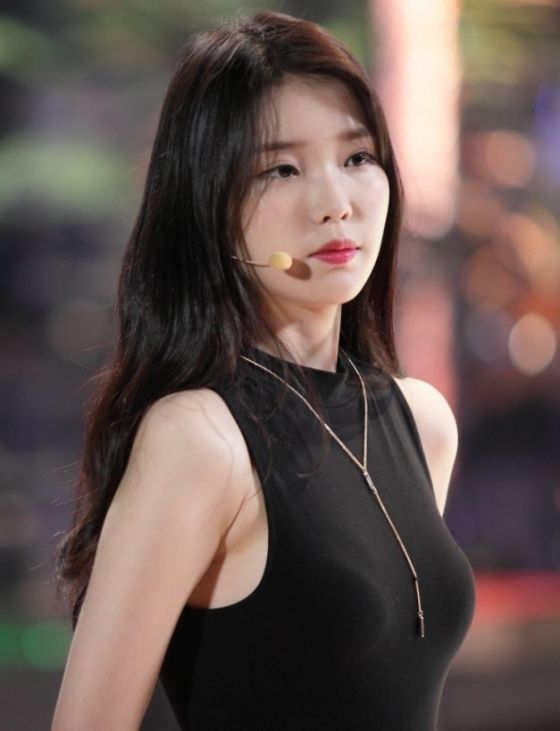 10 Times IU Shows Off Her Beautiful Shoulders!