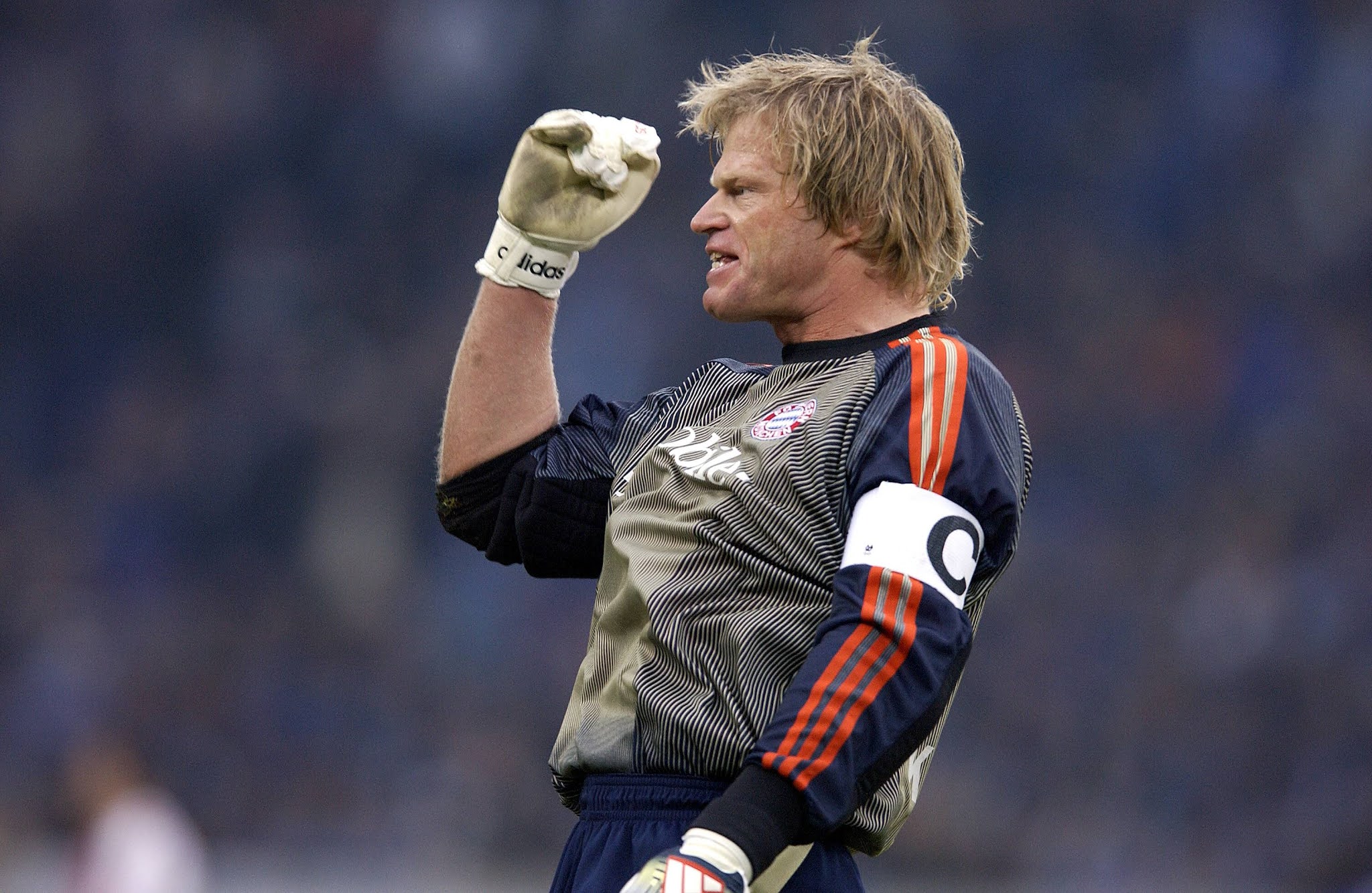 Vídeo: Top-10 defesas de Oliver Kahn pelo Bayern de Munique