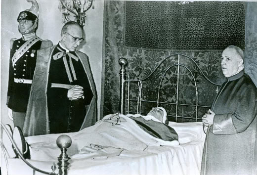265 - Papa Pio XII já morto | Santa Madre Igreja em Fotos