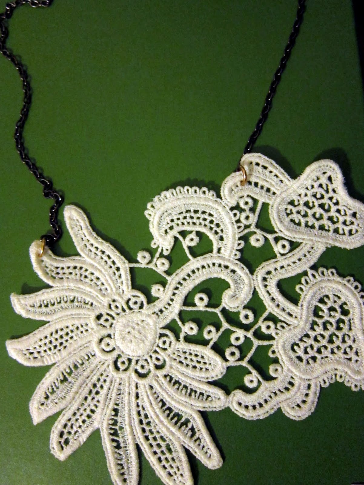 * MAKE STUFF: lace necklace