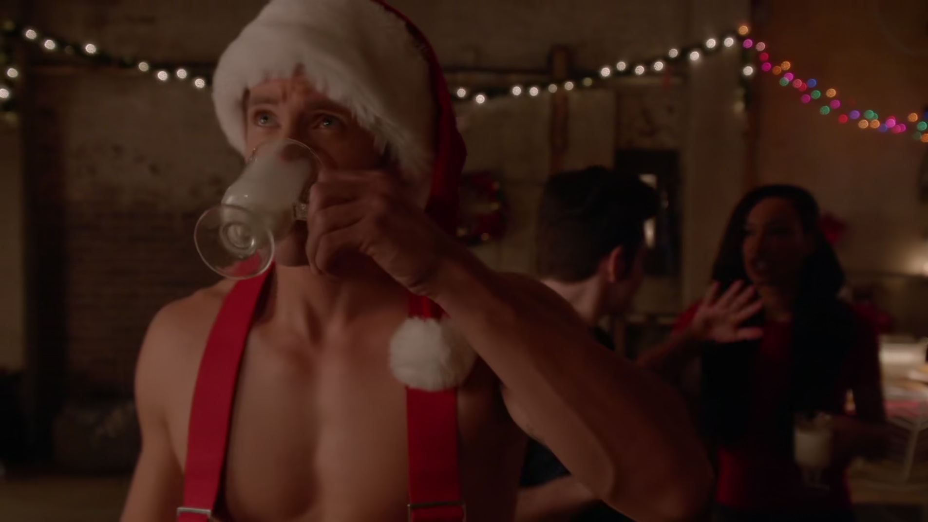 ausCAPS: Bryce Johnson shirtless in Glee 5-08 "Previously Unaired Christmas"