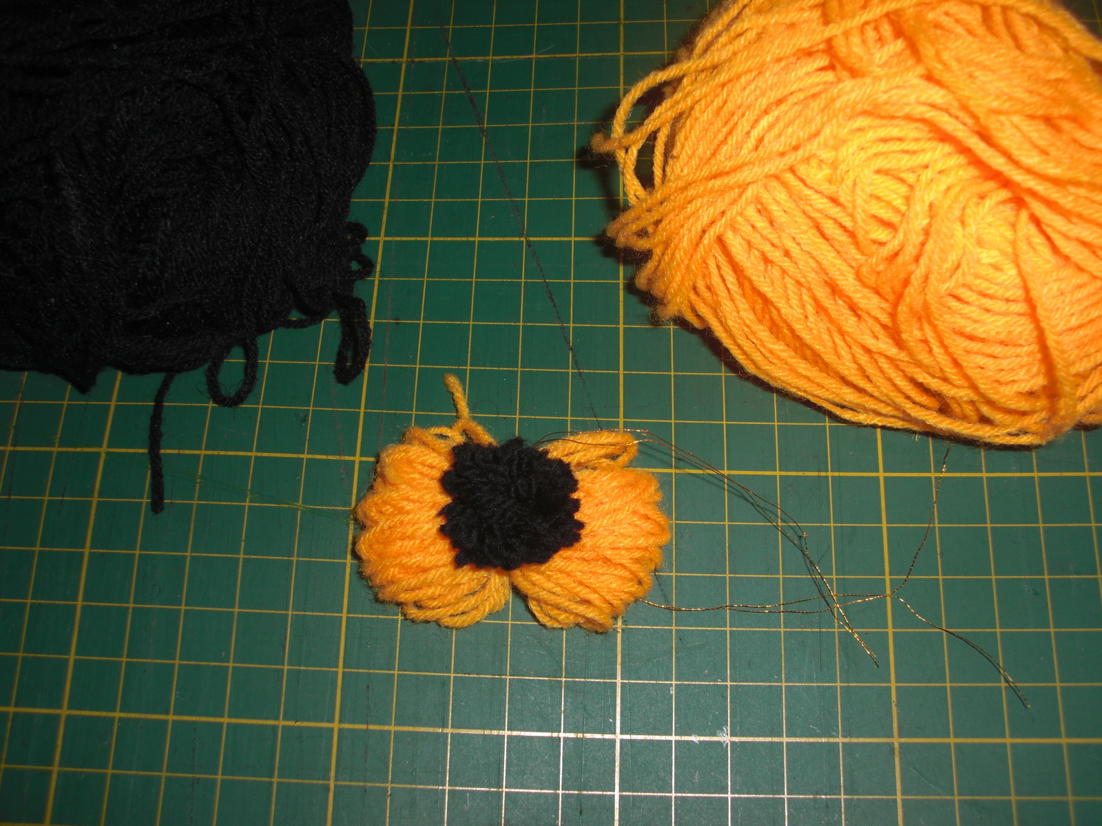 Creative Art and Craft: Flowers with Woollen Thread - Tutorial