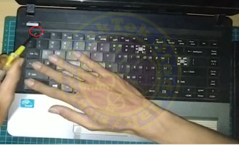 cara bongkar pasang keyboard laptop - PRAKTEK OTODIDAK