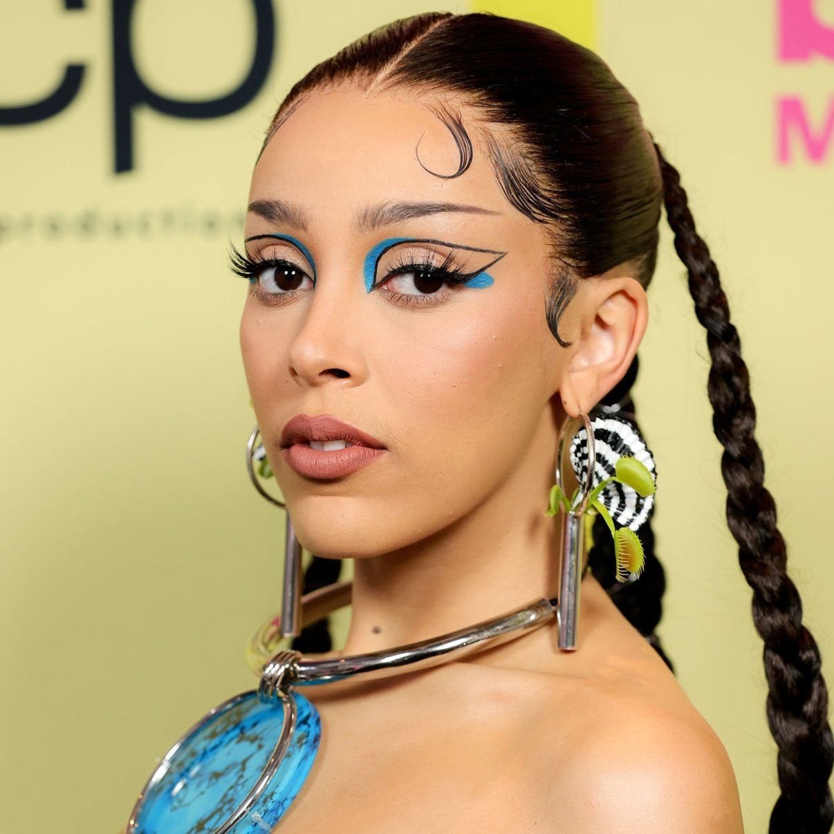 Doja Cat attends Billboard Music Awards & R&B win leaves fans fuming ...