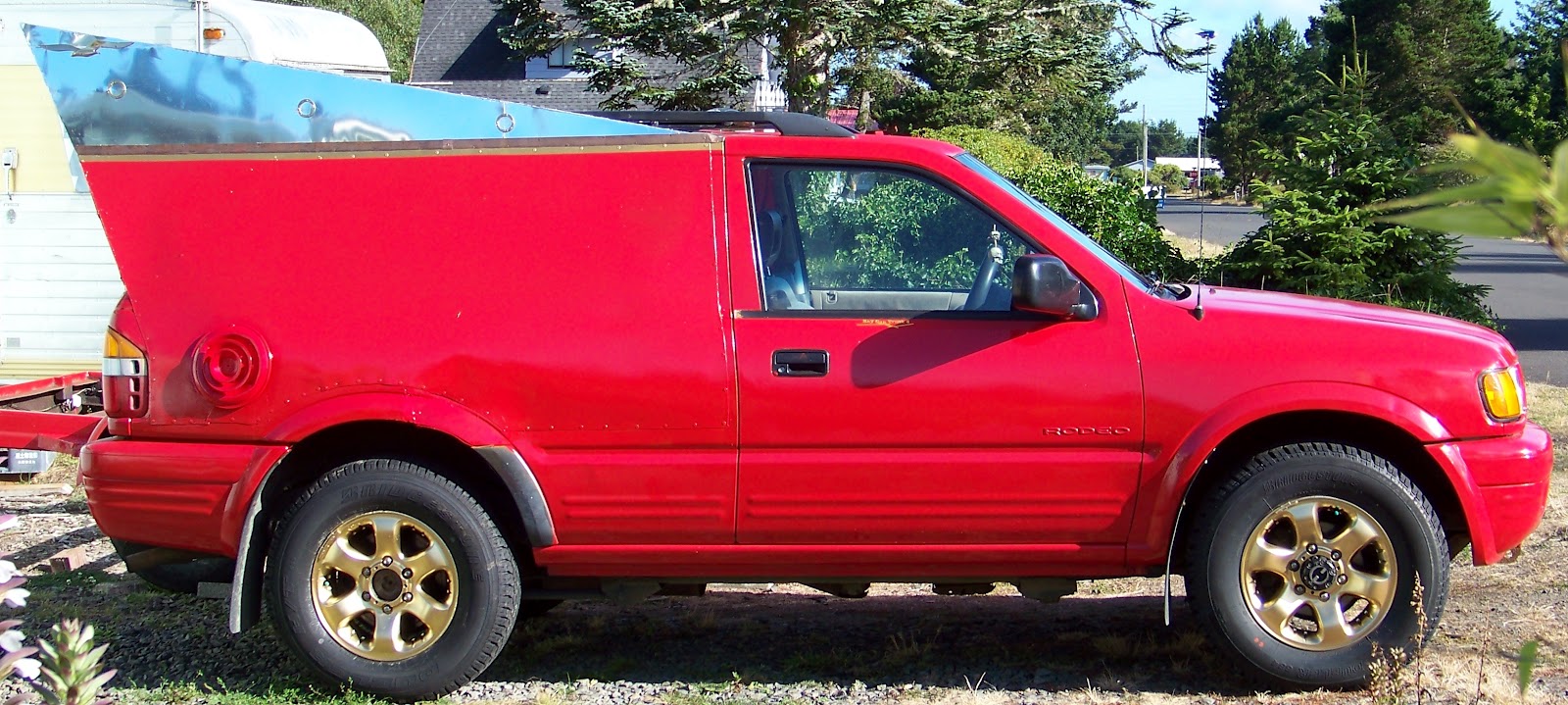 INFORMIORIUM: RED RAY GUN TRUCK W/GOLD WHEELS