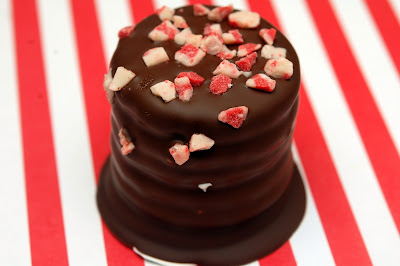 TRIPLE DECKER CANDY CANE OREOS DIPPED IN CHOCOLATE - Hugs and Cookies XOXO